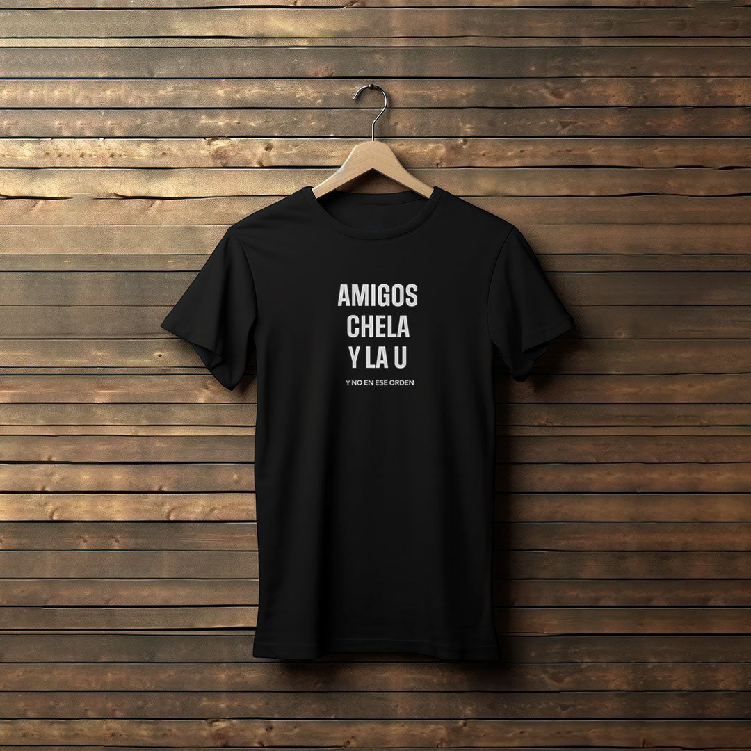 AMIGOS, CHELA Y LA U – Descarado Store